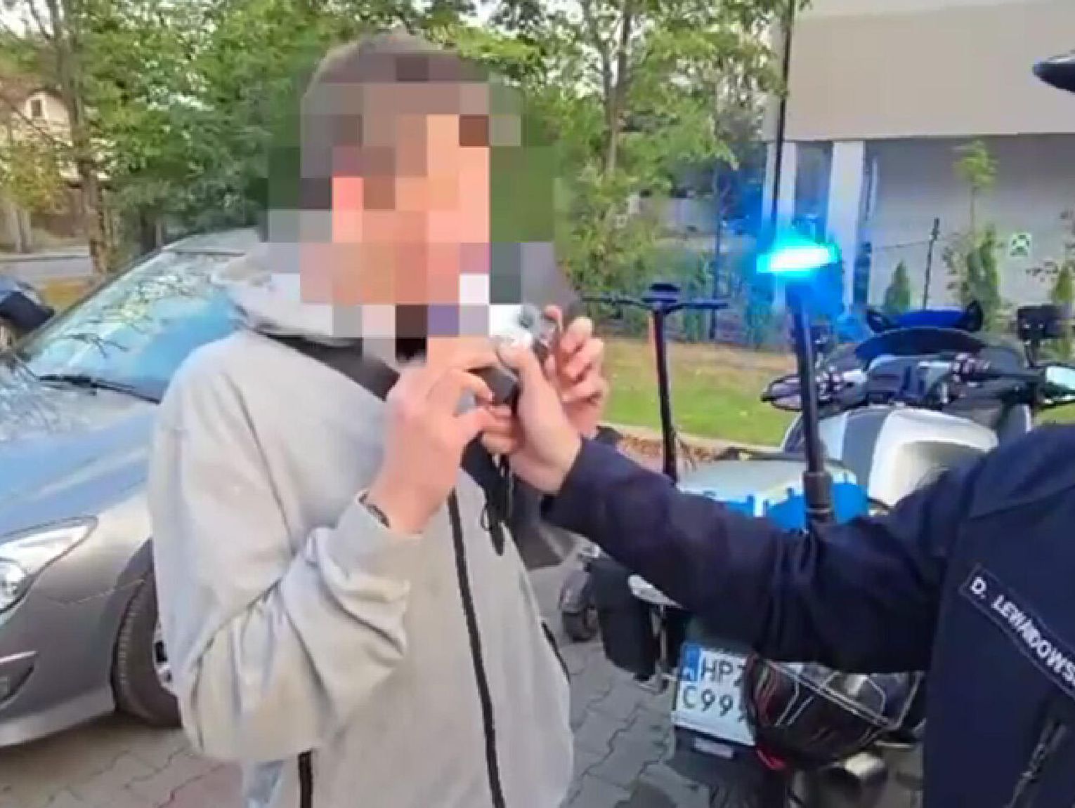 14-latek na hulajnodze elektrycznej dmuchnął w policyjny alkomat. Okazało się, że miał pół promila!