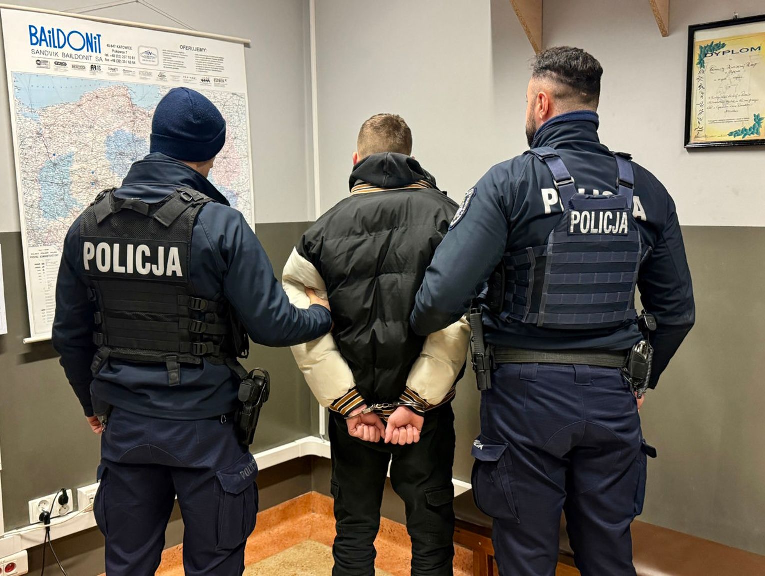 15-latek próbował staranować policyjnego busa. Wcześniej zabrał ...