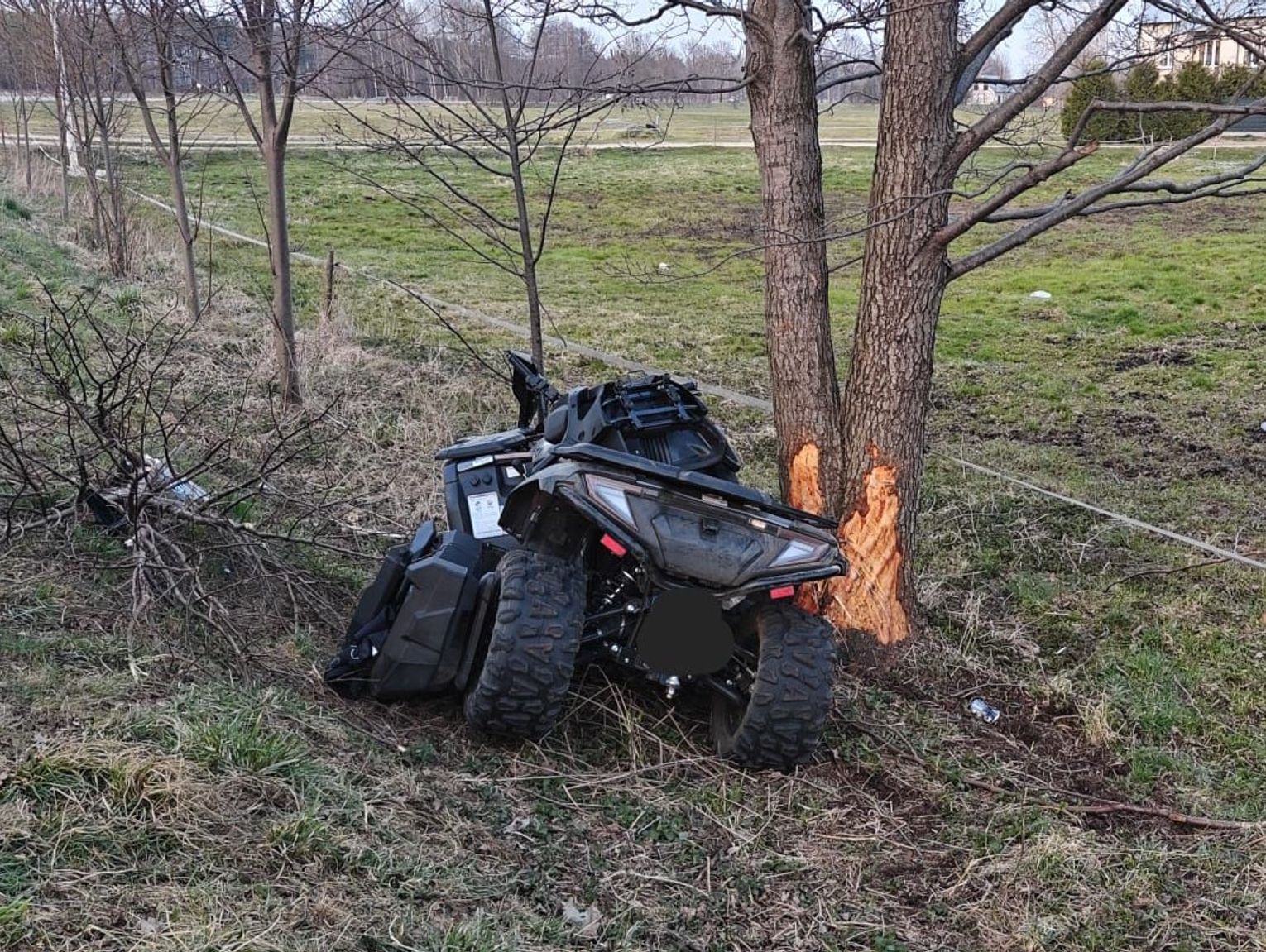 17-latek bez uprawnień rozbił quada o drzewo. Na miejscu lądował ...