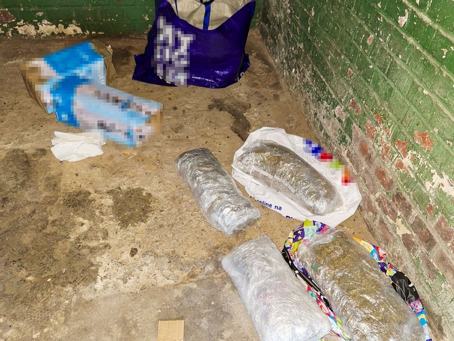 18-letni kibol na mocno wszedł w narkotyki. W dwóch wynajmowanych ...