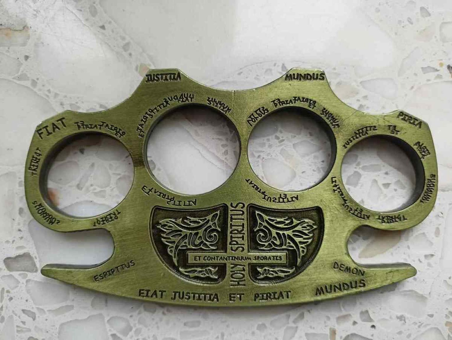 19-latek miał przy sobie kastet. Zgodnie z prawem to niebezpieczne ...