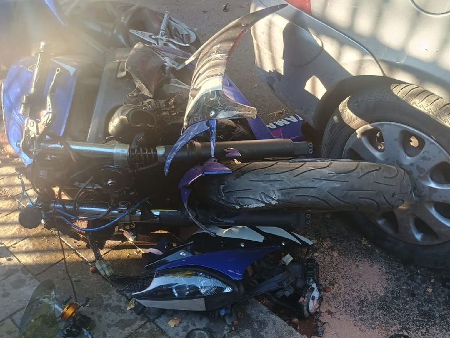 20-letni motocyklista wjechał w ogrodzenie i zaparkowane auto. Miał ponad 2,5 promila we krwi