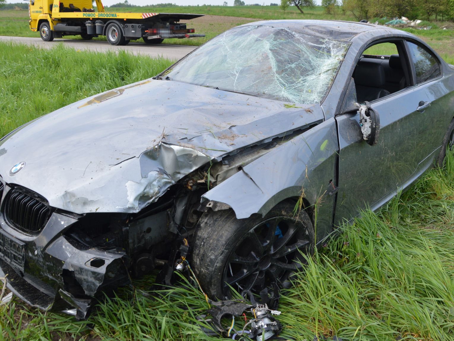 23-latek skasował BMW na ogrodzeniu posesji. O 7 rano wracał pijany z imprezy