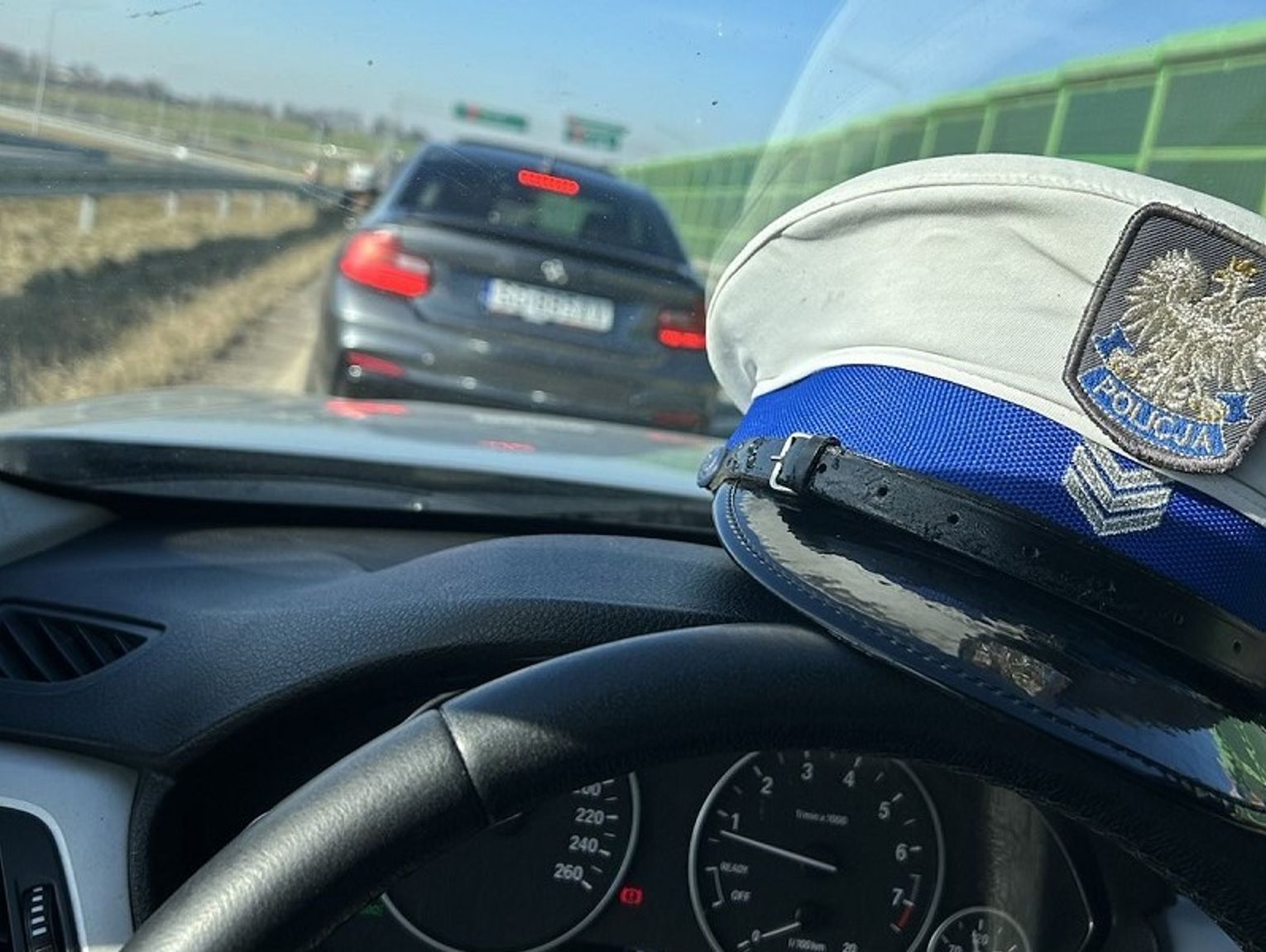 25-latka pędziła krajówką z prędkością 212 km/h. Tłumaczyła, że spieszy ...
