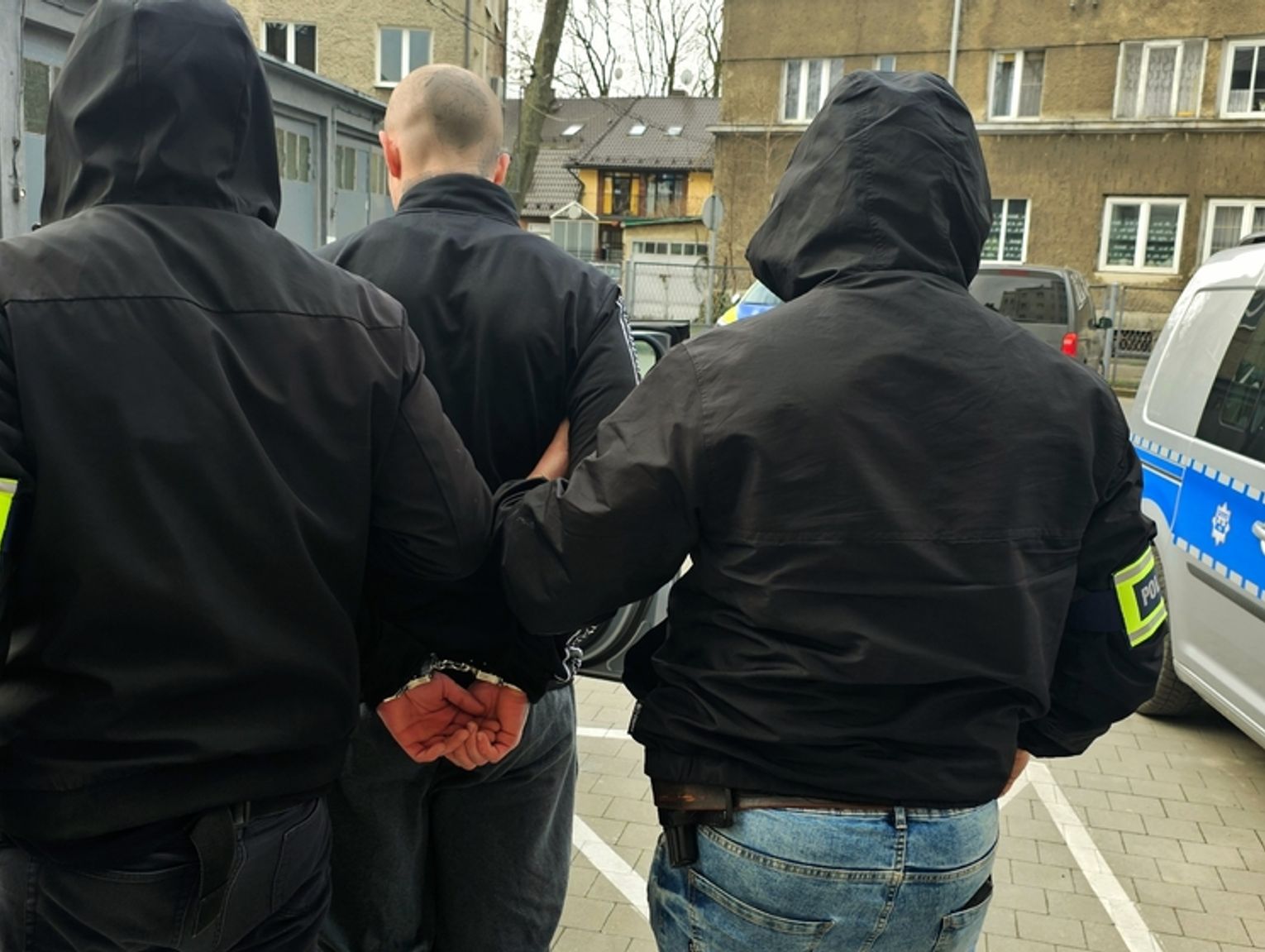 31-latek terroryzował ludzi w miasteczku. Zastraszał pracownika sklepu ... 31-latek terroryzował ludzi w miasteczku. Zastraszał pracownika sklepu ...