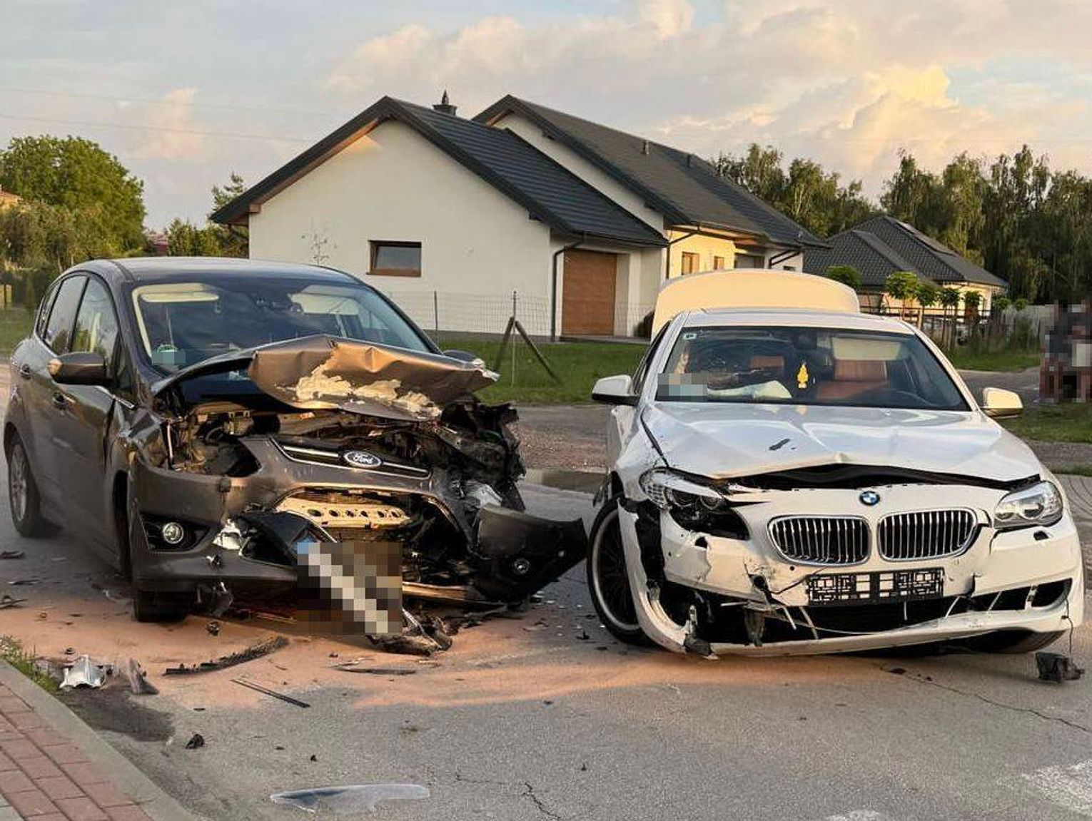 43-latka w bmw nie widziała zbliżającego się forda i zajechała mu drogę. Trzy osoby w szpitalu