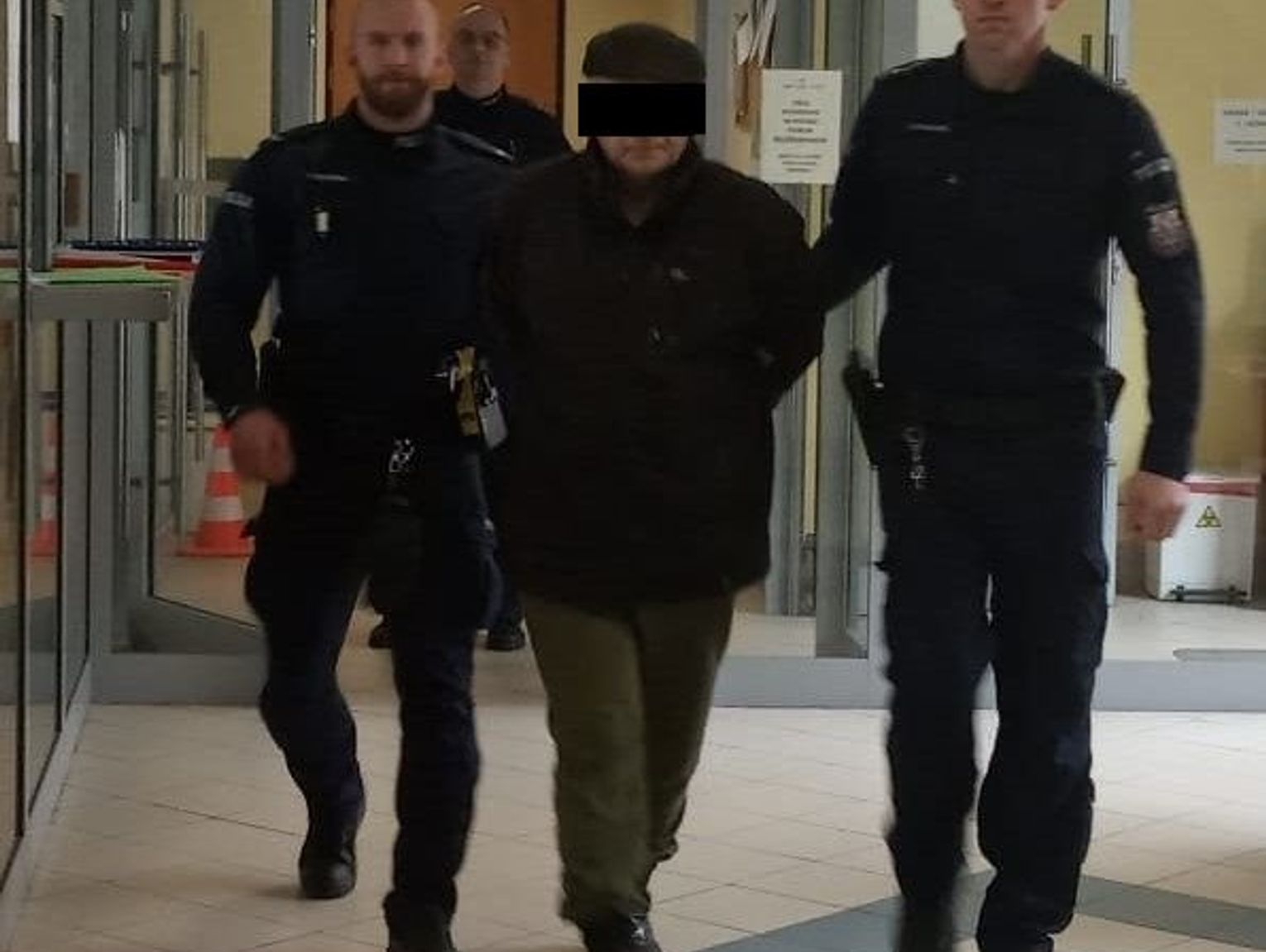 70-latek znęcał się nad swoją 93-letnią matką. Pobił ją po pijaku i ... 70-latek znęcał się nad swoją 93-letnią matką. Pobił ją po pijaku i ...