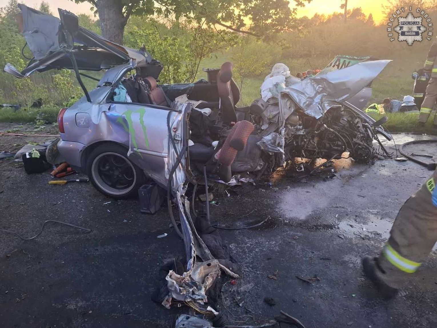 Audi kompletnie rozbite po uderzeniu w drzewo. Zginęło dwóch mężczyzn ...