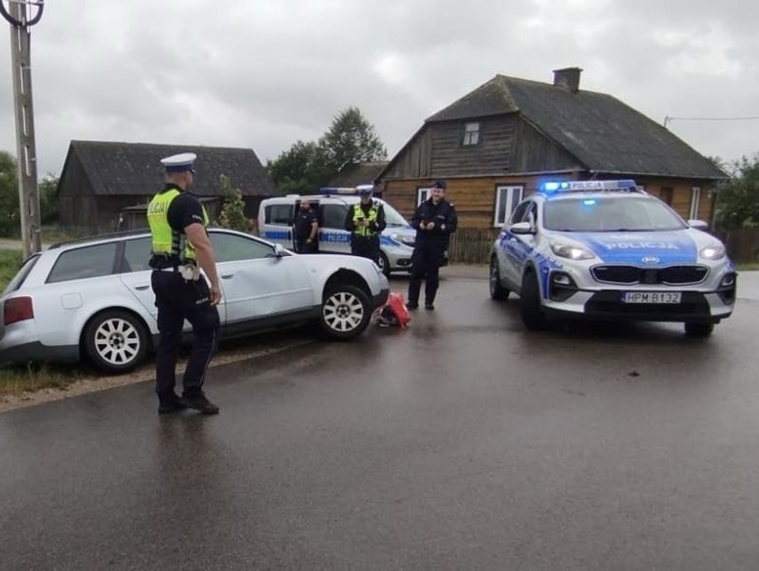 Audi w rowie, obok dwóch pijanych mężczyzn. Żaden nie przyznał się do ...