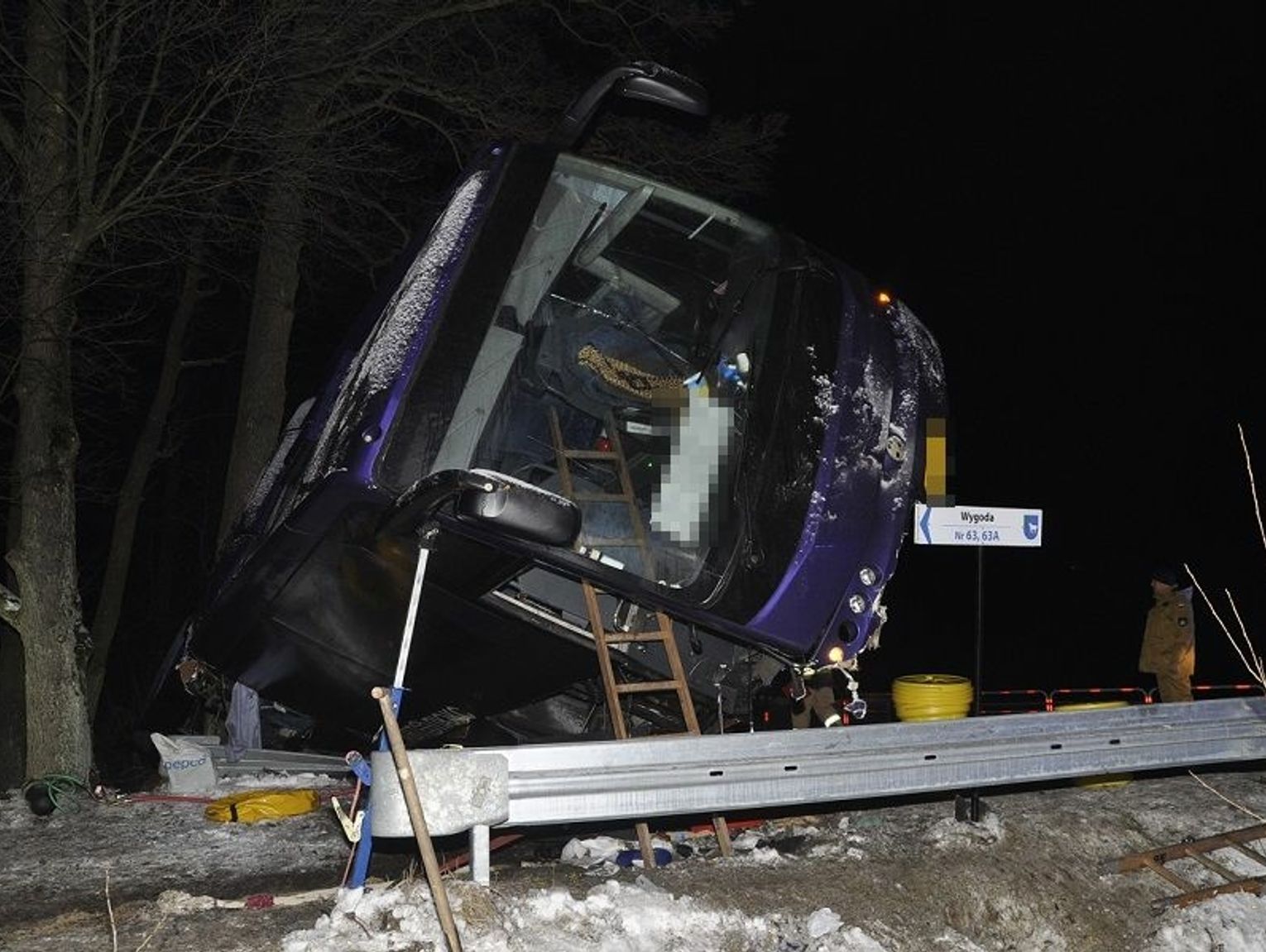Autokar z 26 pasażerami wypadł z drogi i uderzył w drzewo. Jedna z ... Autokar z 26 pasażerami wypadł z drogi i uderzył w drzewo. Jedna z ...