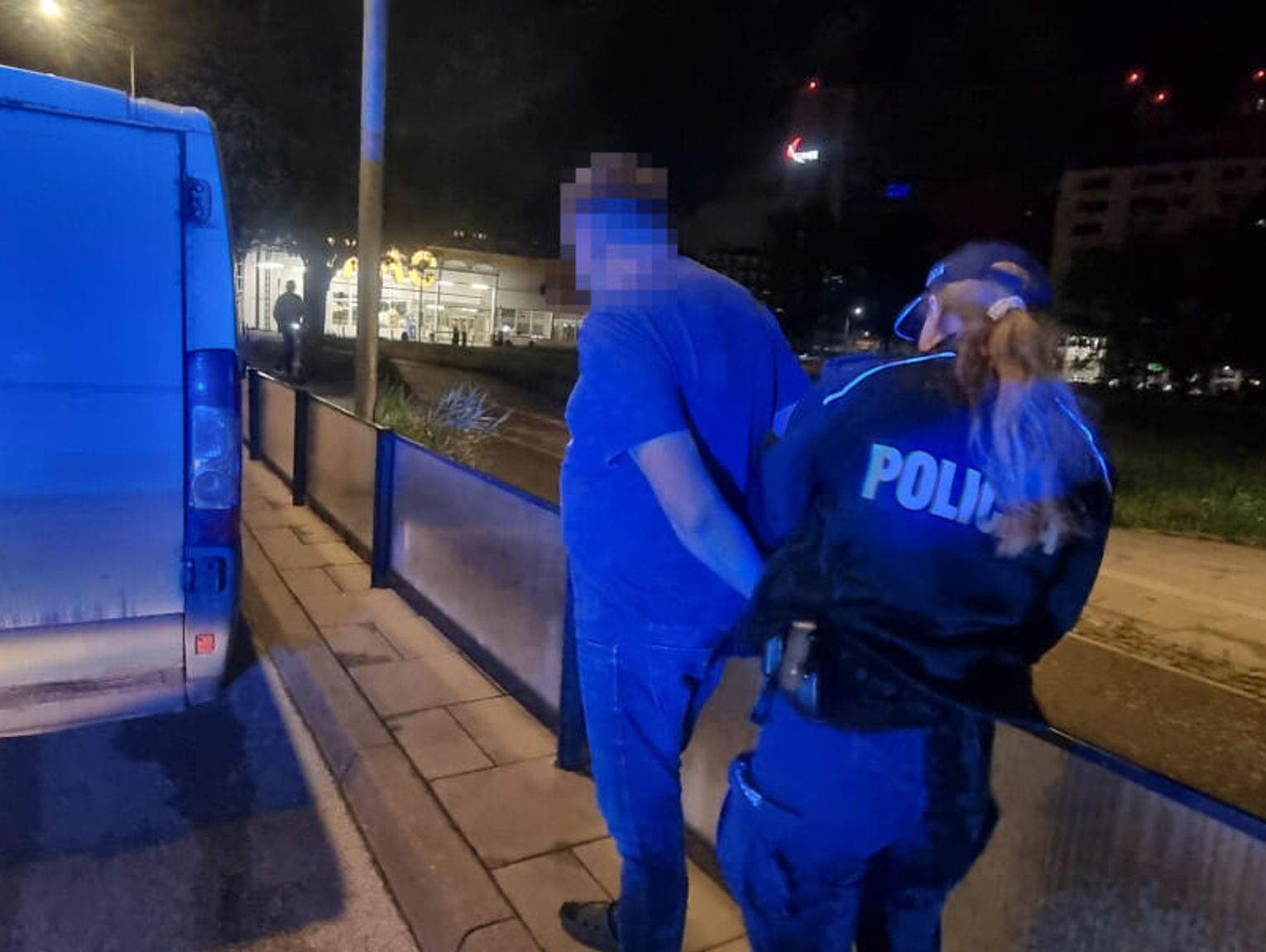 Bez prawa jazdy, za to z kokainą w kieszeni. Po zatrzymaniu 43-latek chciał przekupić policjantów