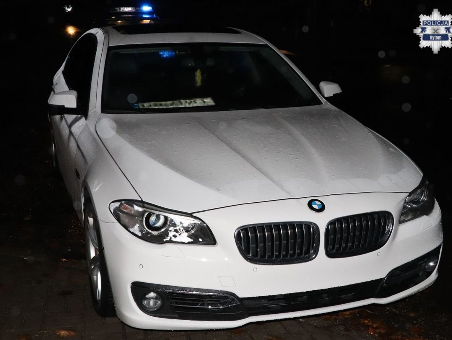 BMW nie miało przedniej tablicy, a tylna należała do innego auta ...