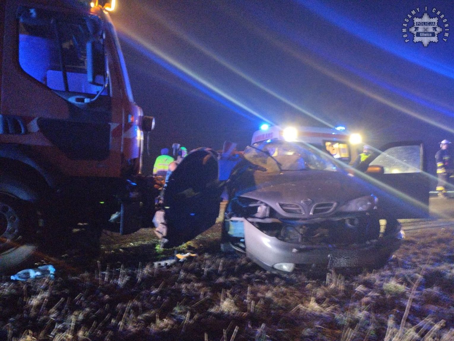 Czołowe zderzenie osobówki i pługopiaskarki. Kierowca nissana zginął na ... Czołowe zderzenie osobówki i pługopiaskarki. Kierowca nissana zginął na ...