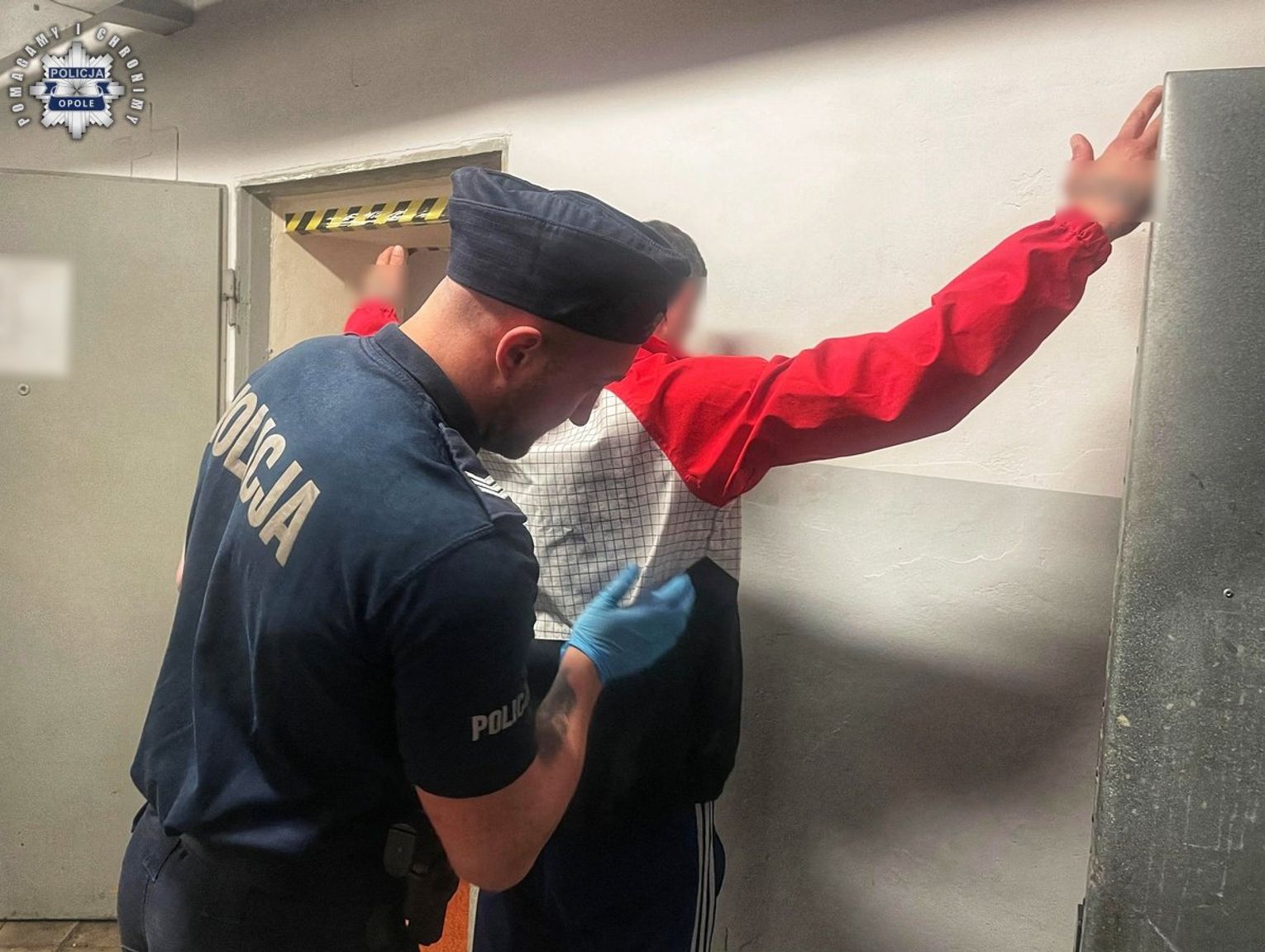 Dresiarz w kominiarce wszedł do spożywczaka z nożem w ręku i zabrał ...