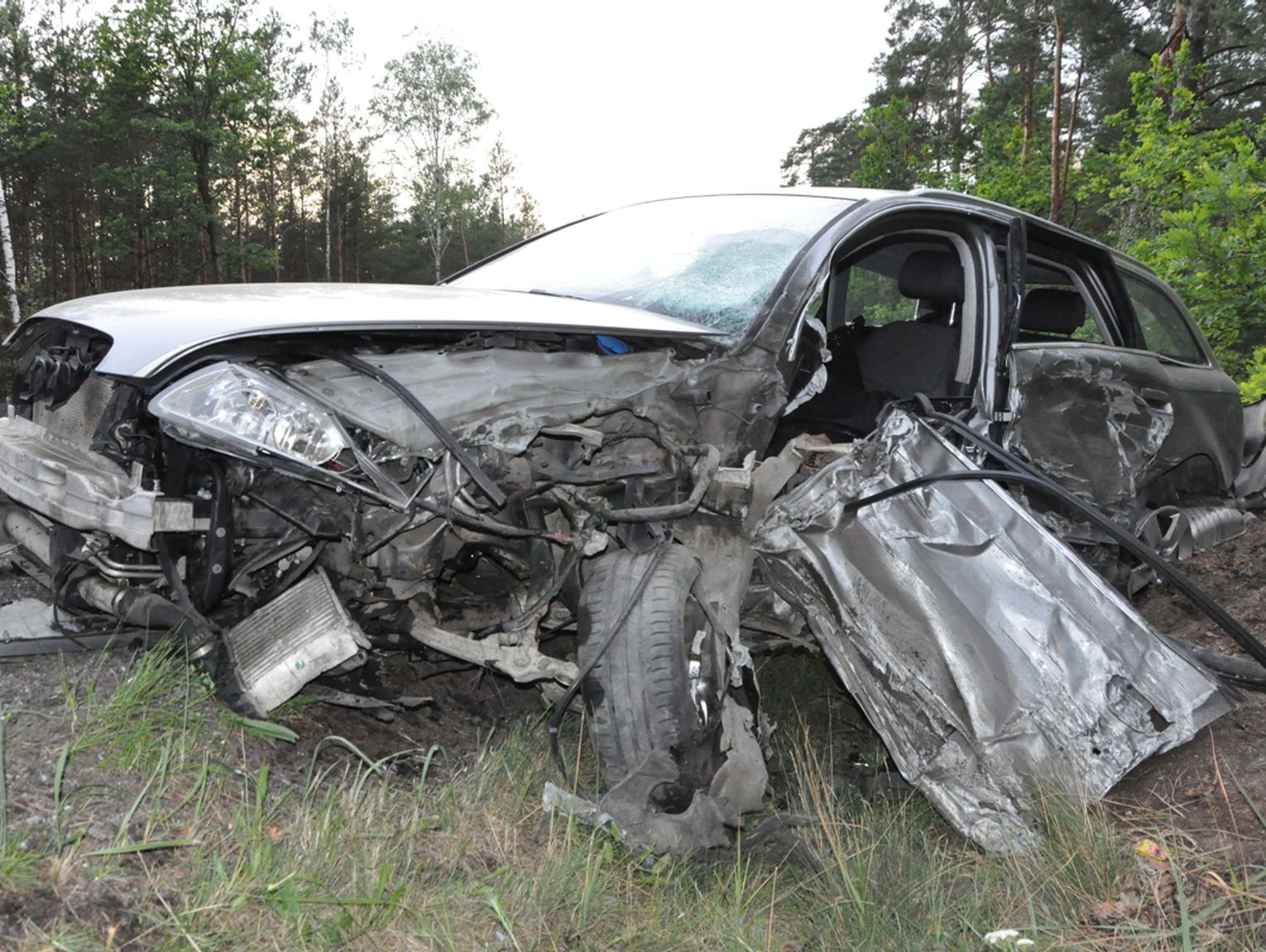 Groźny wypadek z udziałem nastoletnich kierowców. Dwie osoby trafiły do szpitala