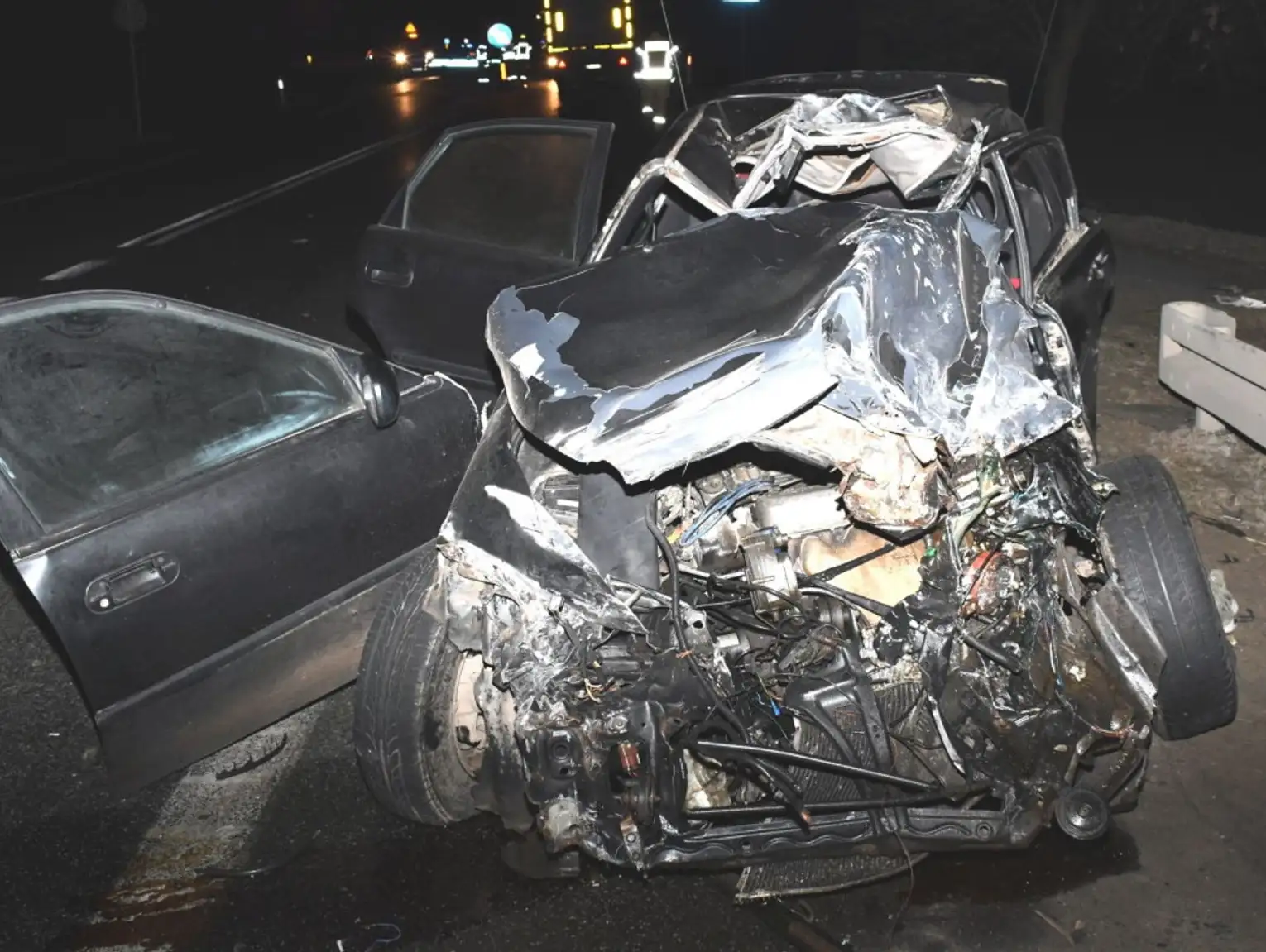 Honda zjechała na czołówkę z ciężarówką. Kierowca i pasażer osobówki ... Honda zjechała na czołówkę z ciężarówką. Kierowca i pasażer osobówki ...