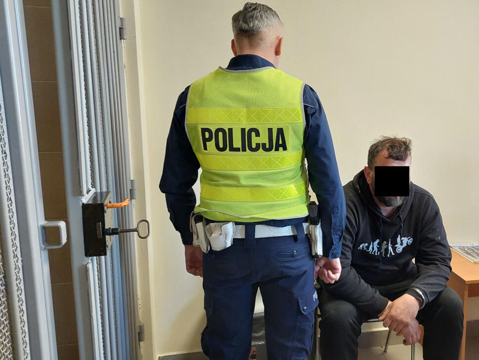 Jechał bez pasów, na widok radiowozu zaczął uciekać, a z auta wyleciały woreczki z narkotykami