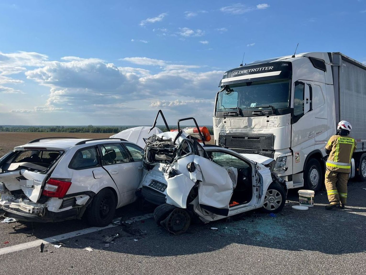 Karambol na drodze ekspresowej S19. Zderzyły się cztery pojazdy, trzy osoby zostały ranne