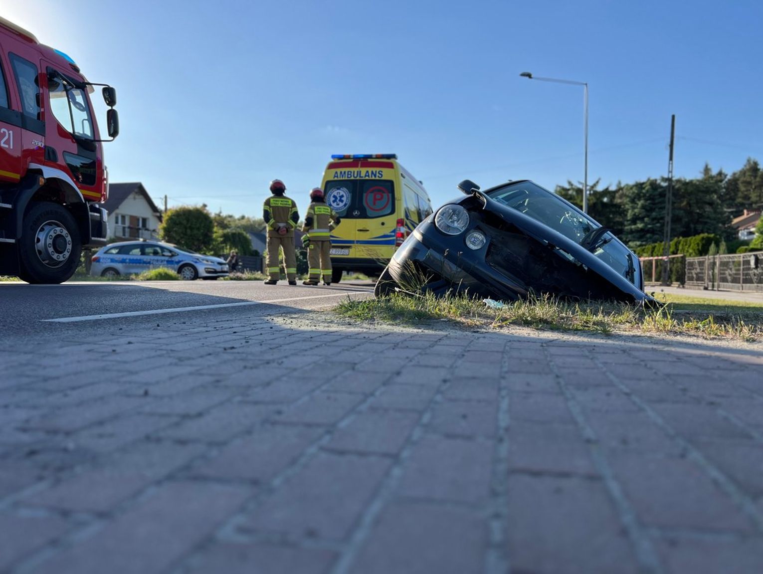 Kierował autem i zajmował się siedzącym obok psem. Wjechał w betonowy ... Kierował autem i zajmował się siedzącym obok psem. Wjechał w betonowy ...