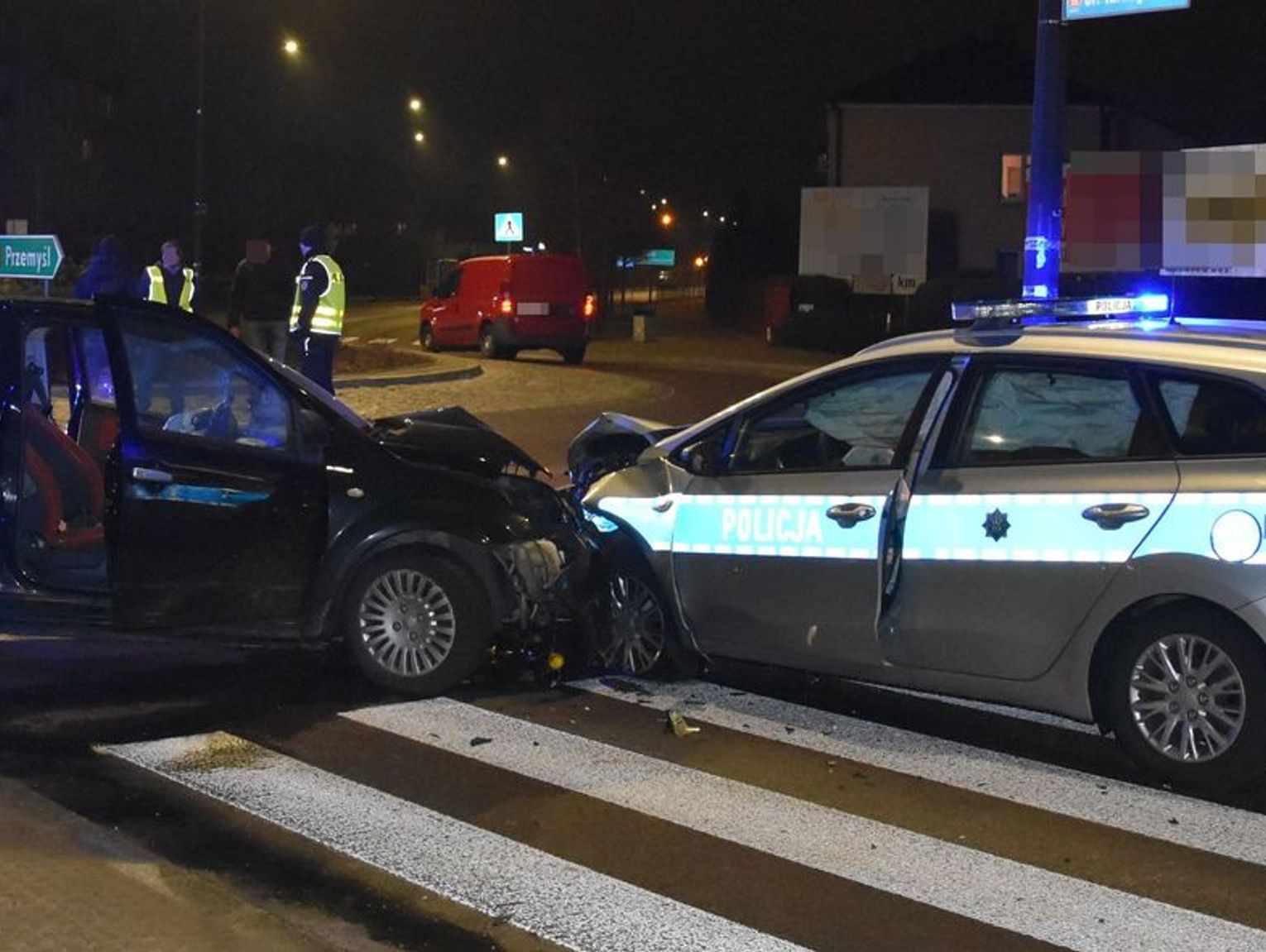Kierowca w dożywotnim zakazem uciekał policji. Podczas pościgu próbował ... Kierowca w dożywotnim zakazem uciekał policji. Podczas pościgu próbował ...