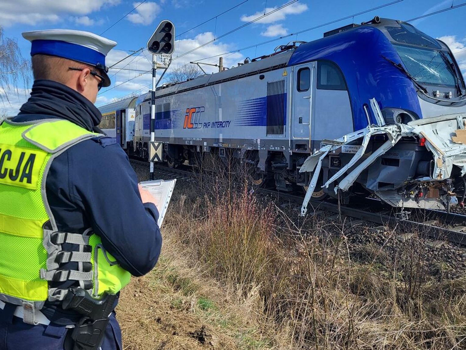 Koszmarny wypadek na przejeździe kolejowym. Lokomotywa rozniosła busa na strzępy, zginął kierowca