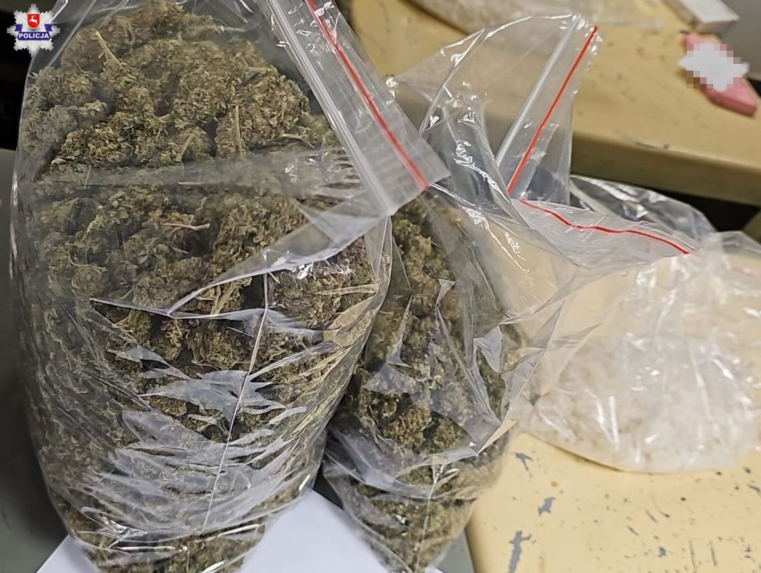 Kryminalni dostali namiar na dziuplę dilerów. 1,5 kg marihuany i ... Kryminalni dostali namiar na dziuplę dilerów. 1,5 kg marihuany i ...
