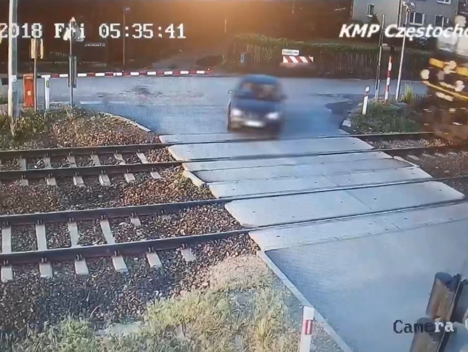 Makabryczny wypadek na przejeździe. Wjechał pod rozpędzony pociąg [WIDEO]