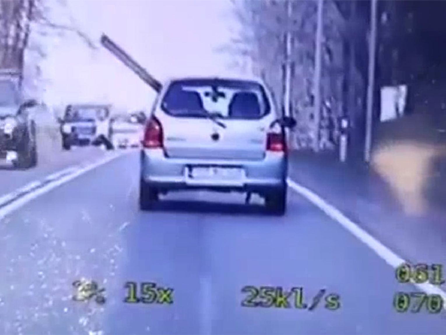 Małe autko i duży gabaryt. Tłumaczył, że nie miał innego transportu ... Małe autko i duży gabaryt. Tłumaczył, że nie miał innego transportu ...