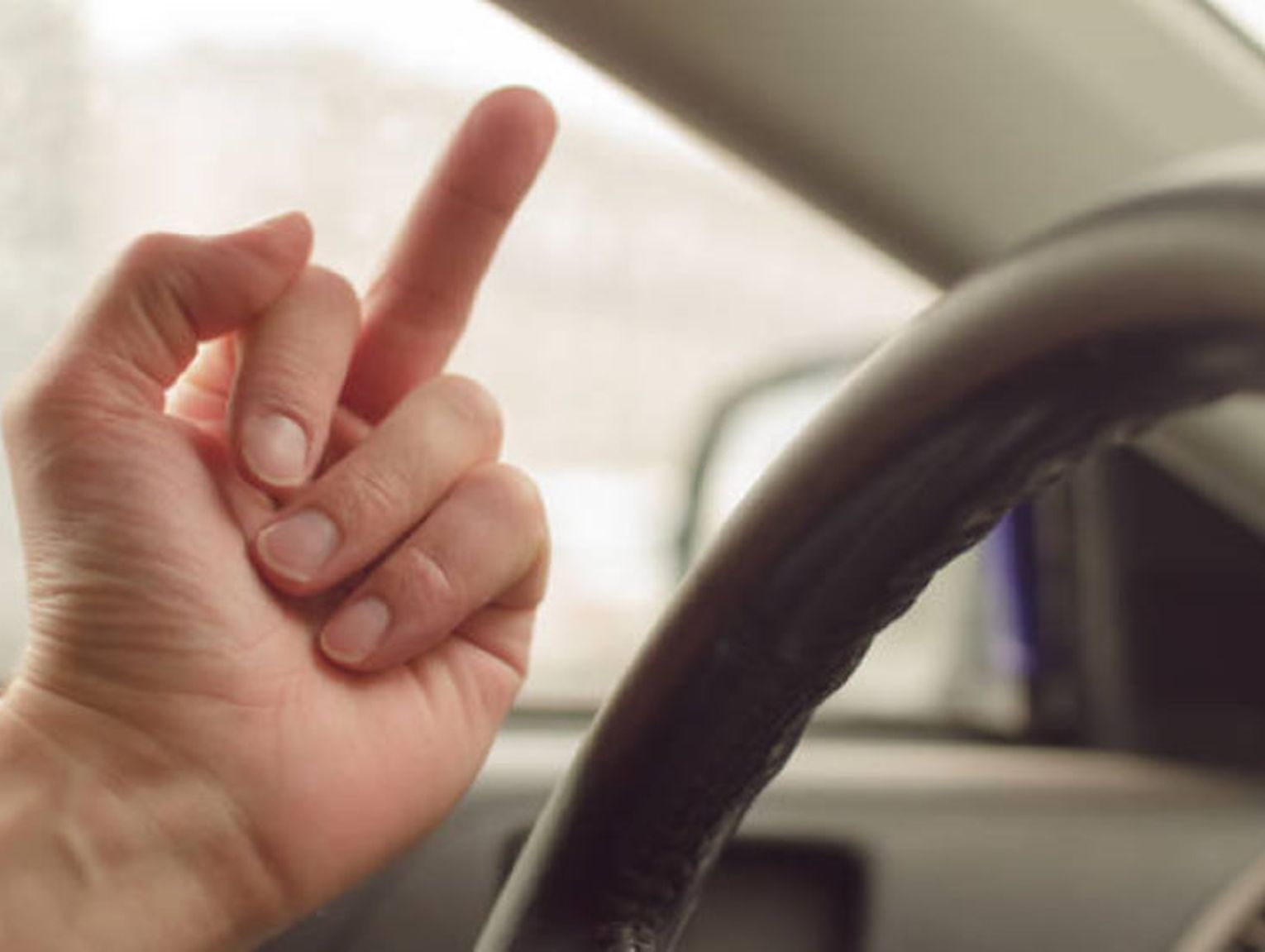 Mijając policjantów pokazał im środkowy palec. Młody kierowca ...