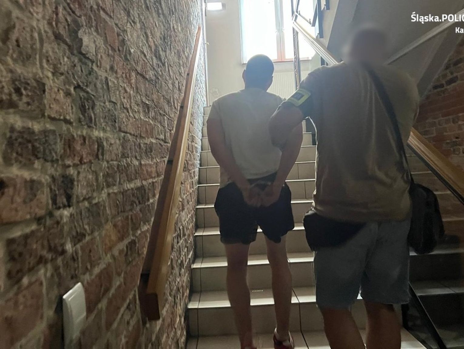 Młodzi kibole przez pomyłkę pobili 17-latka. Wyciągnęli go z tramwaju ...