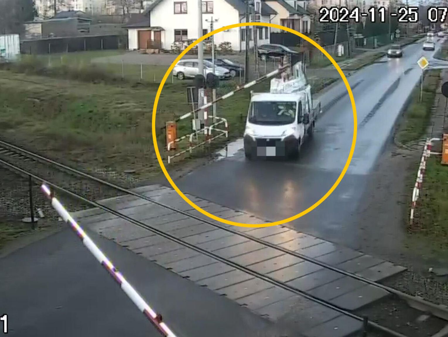 Myślał, że zdąży, ale nie tym razem. Kierowca dostawczaka wjeżdża w opuszczający się szlaban na ...