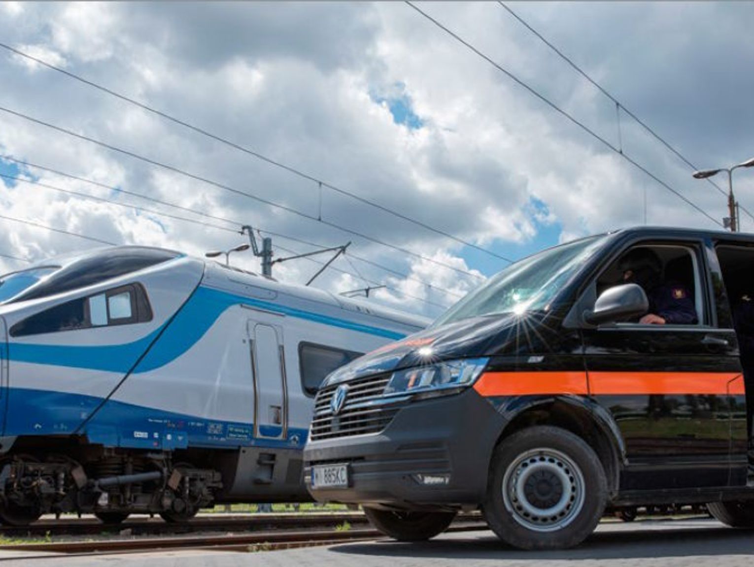 Naćpany pasażer wybił szybę w pendolino i chciał wyskoczyć z pociągu w ... Naćpany pasażer wybił szybę w pendolino i chciał wyskoczyć z pociągu w ...