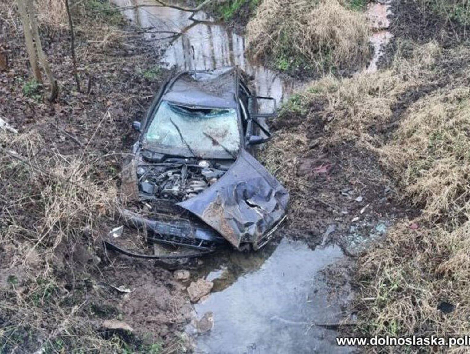 Najpierw bmw, a chwilę później audi. Dwa wypadki w tym samym miejscu jeden po drugim. Policja ...