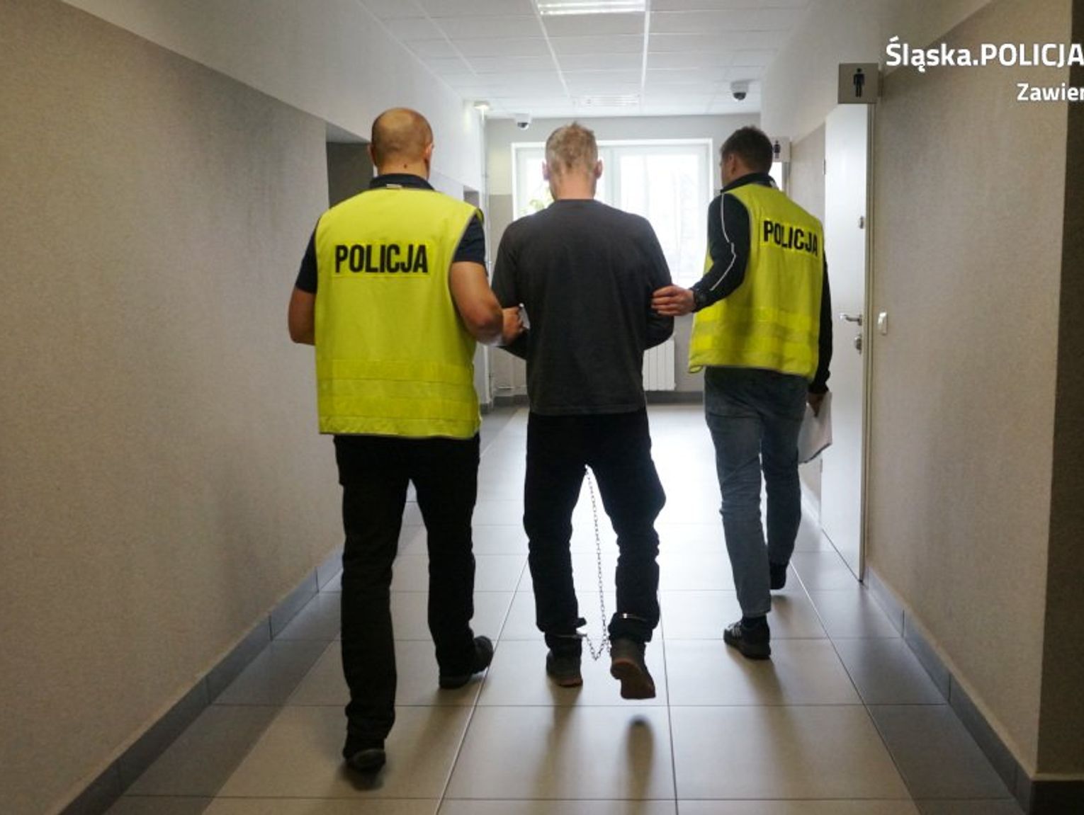 Napadł na sklep i groził, że zdetonuje bombę. Zamiast niej miał w ... Napadł na sklep i groził, że zdetonuje bombę. Zamiast niej miał w ...