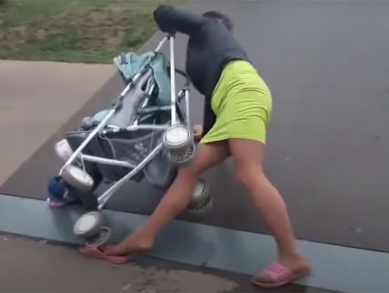 Nawalona matka szaleje z wózkiem w skateparku. Wywala się, a dziecko wypada. Szokujące WIDEO