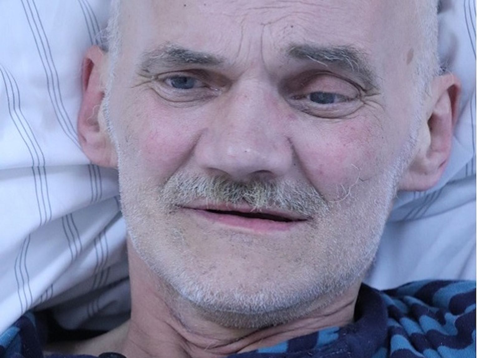 Nie umie mówić i nie porusza się. Jeśli poznajesz tego mężczyznę ... Nie umie mówić i nie porusza się. Jeśli poznajesz tego mężczyznę ...