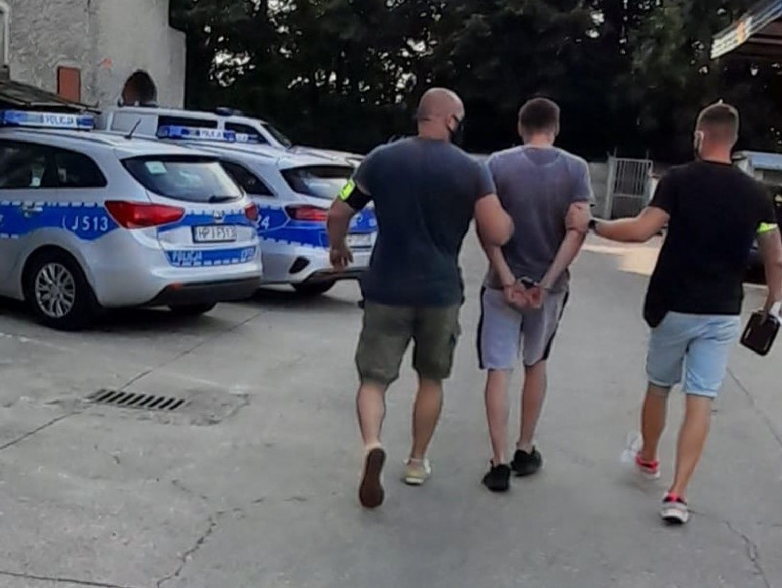 Odnalazł Dziewczynę W Domu Innego Faceta I Wbił Jej Nóż W Brzuch Ranną