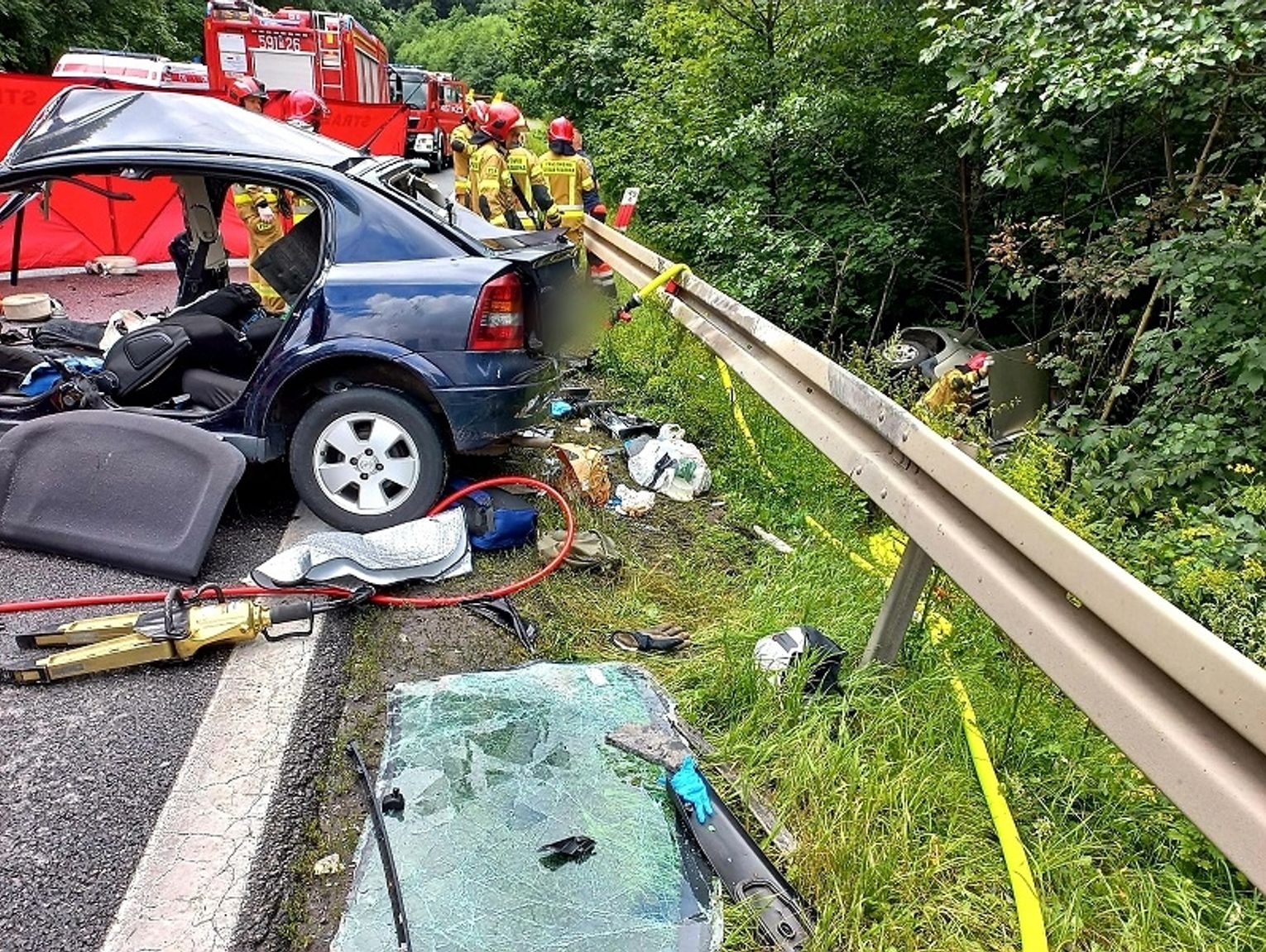 Opel wpadł w poślizg i zderzył się czołowo z dacią, spychając ją z ... Opel wpadł w poślizg i zderzył się czołowo z dacią, spychając ją z ...