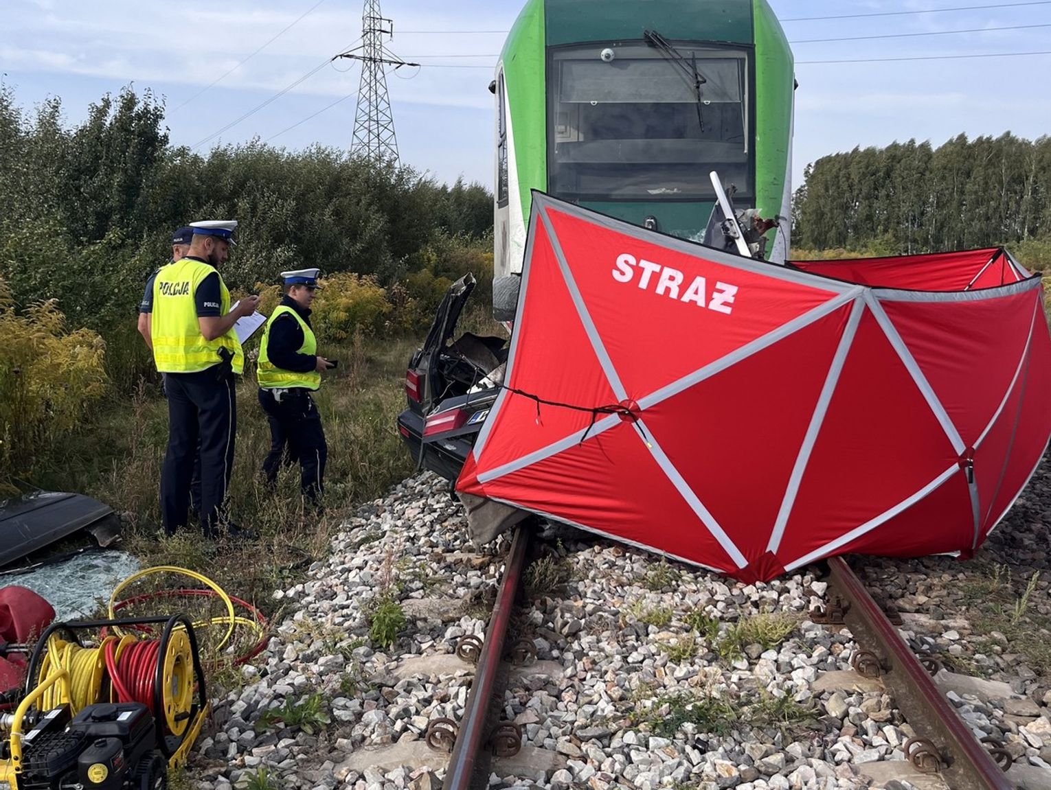 Osobówka zmiażdżona przez pociąg na przejeździe kolejowym. Kierowca zginął na miejscu [ZDJĘCIA]