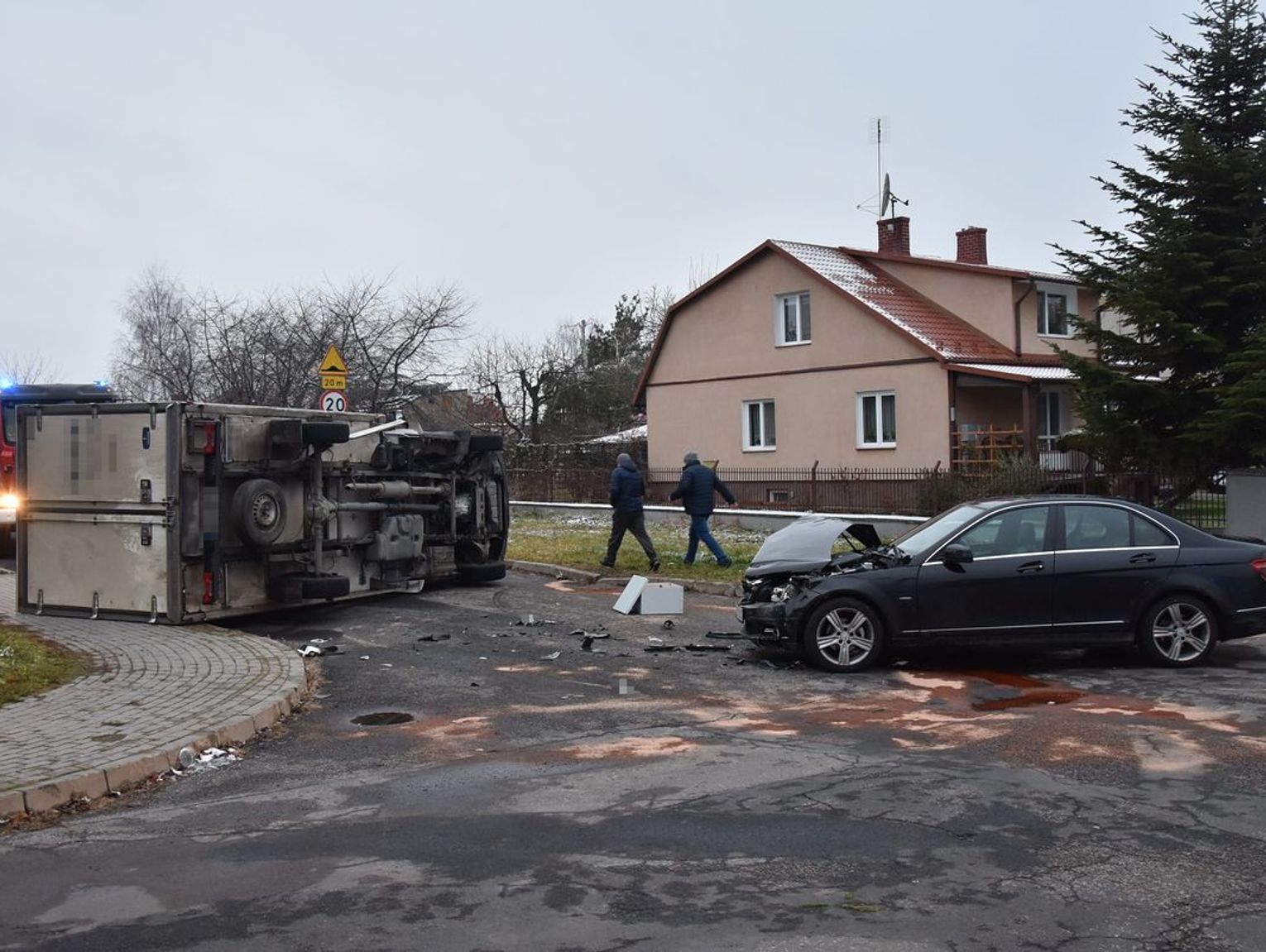 Osobowy mercedes zmiótł dostawczaka na skrzyżowaniu. Kierowca iveco ...