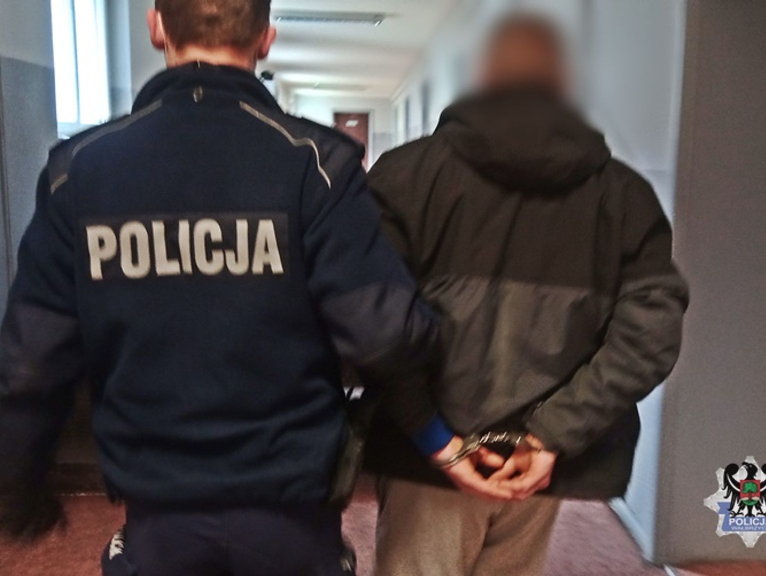 Patusy brutalnie pobiły starszego pana. Ich łupem padł stary telewizor ...