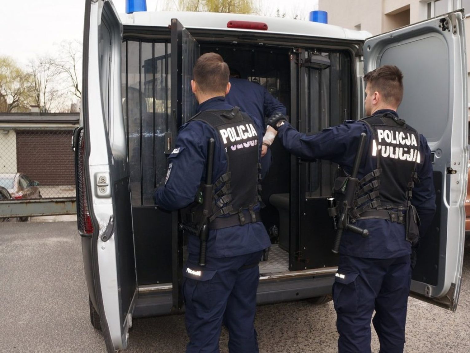 Patusy brutalnie zaatakowały kobietę. Dostała deską w tył głowy, po ...