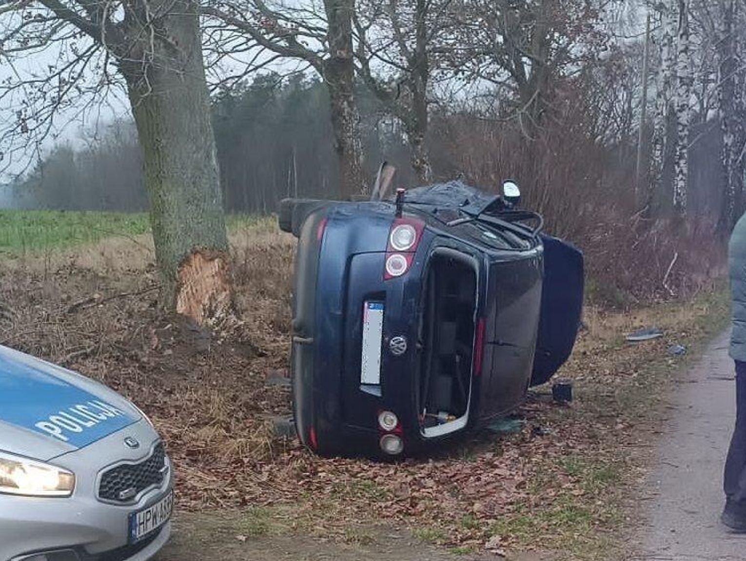 Pijana kobieta próbowała wrócić autem z Sylwestra. Pokonał ją zakręt, potem uderzyła w drzewo i ...