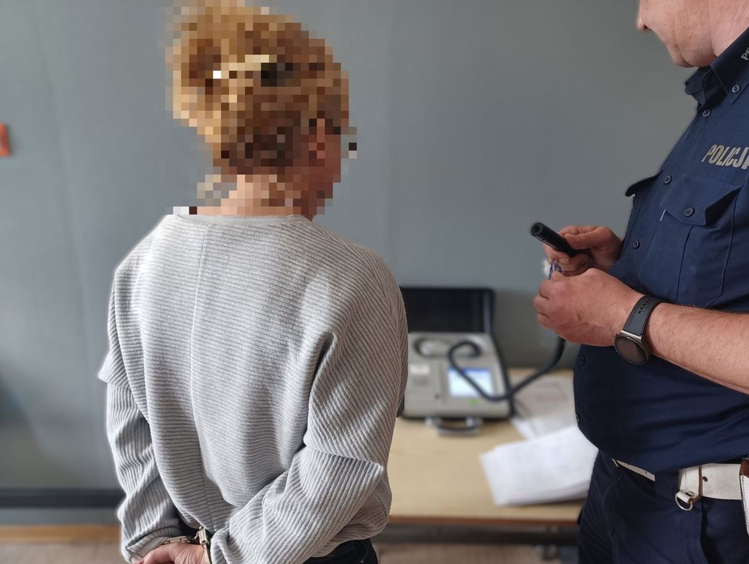 Pijana kobieta stuknęła pod marketem w auto policjanta. Potem chciała się "dogadać"