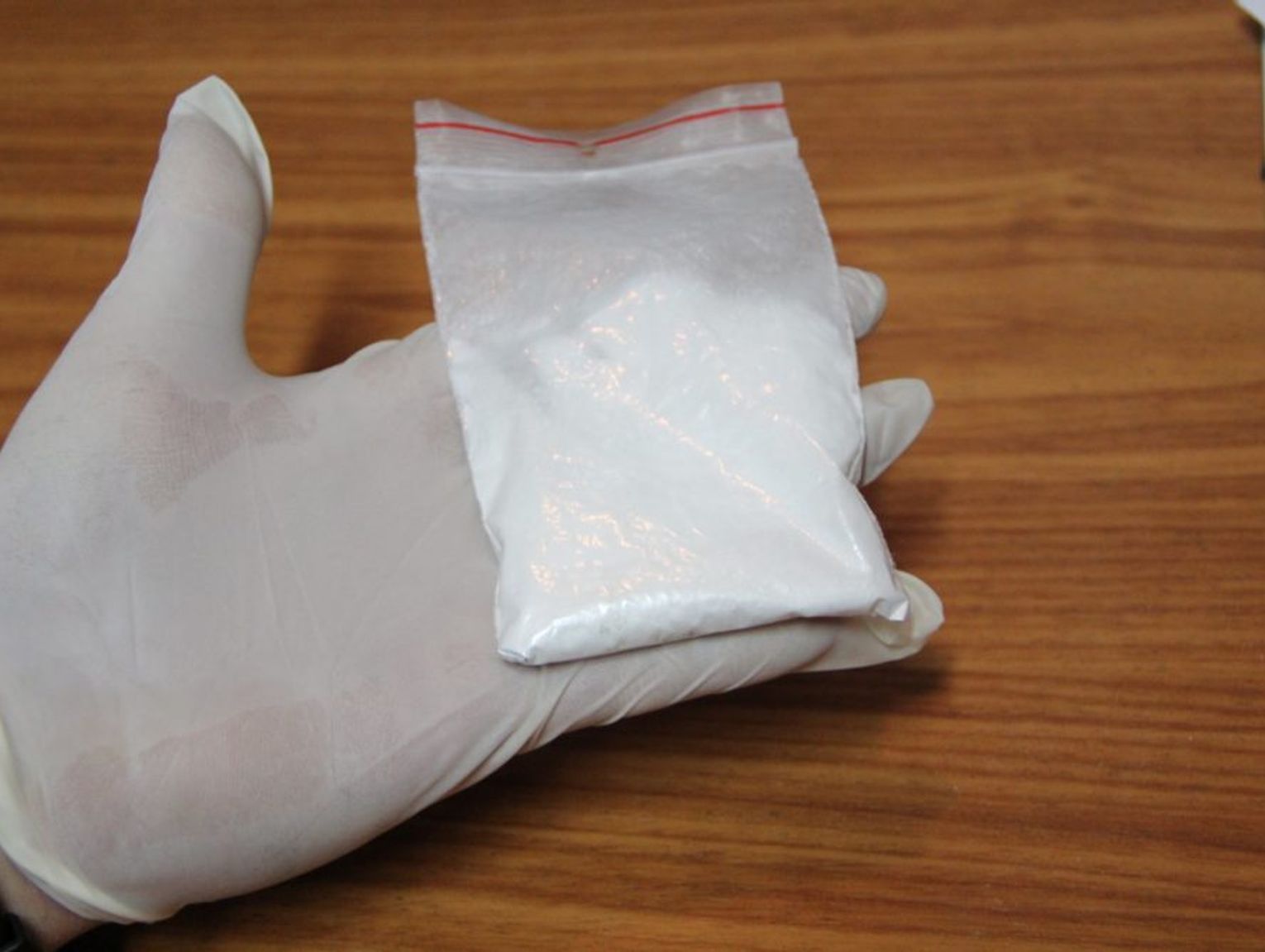 Pijana nastolatka zemdlała na klatce, pilnował jej kolega z amfetaminą. Strażnicy wezwali policję