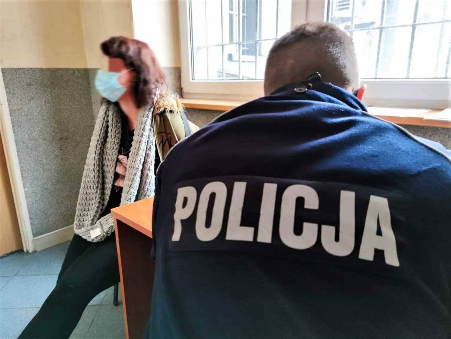 Pijana żona balowała w hotelu z dwoma facetami, mając pod opieką dziecko. Mąż wezwał policję