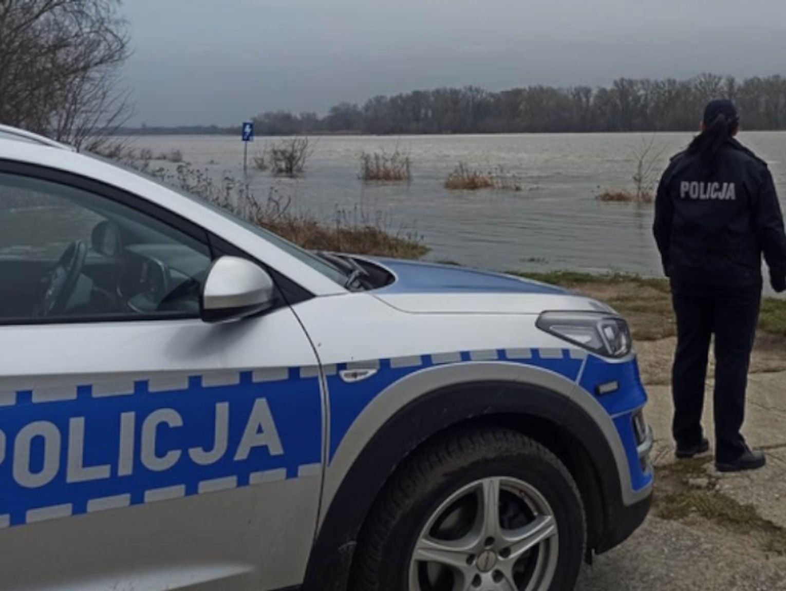 Pijany 19-latek uciekał oplem policji. Porzucił auto nad rzeką i ... Pijany 19-latek uciekał oplem policji. Porzucił auto nad rzeką i ...