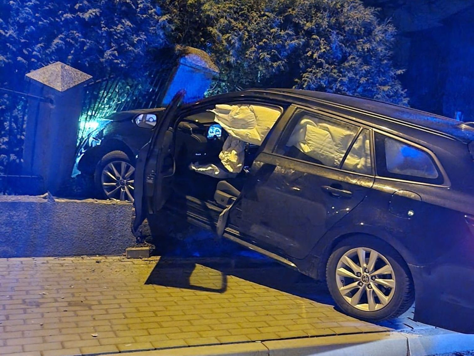 Pijany 23-latek rozbił się na ogrodzeniu. Huk w swoim domu usłyszał policjant, wybiegł i ...