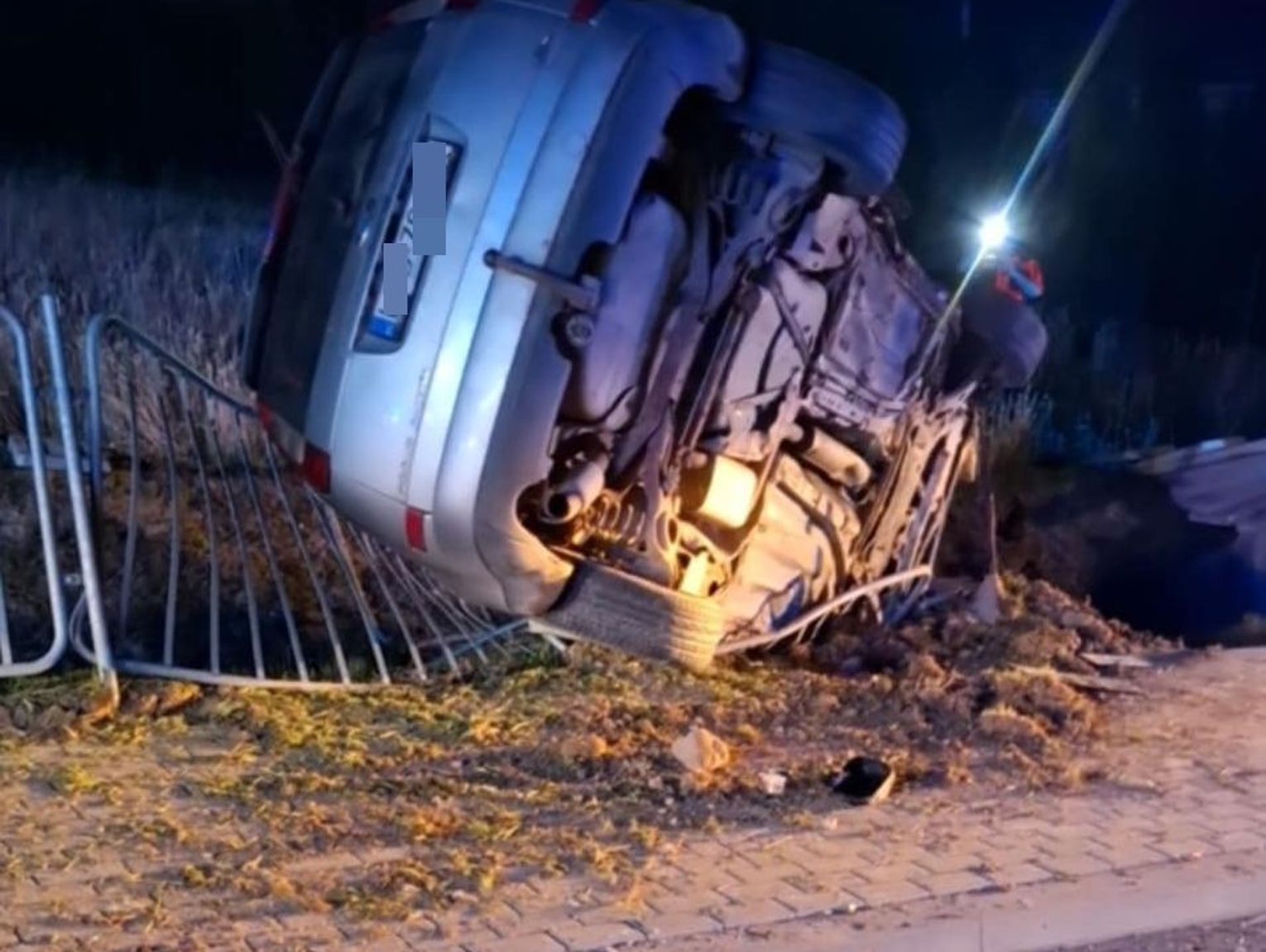 Pijany 26-latek wjechał autem do rowu i poszedł spać do domu. W samochodzie zostawił rannego kolegę