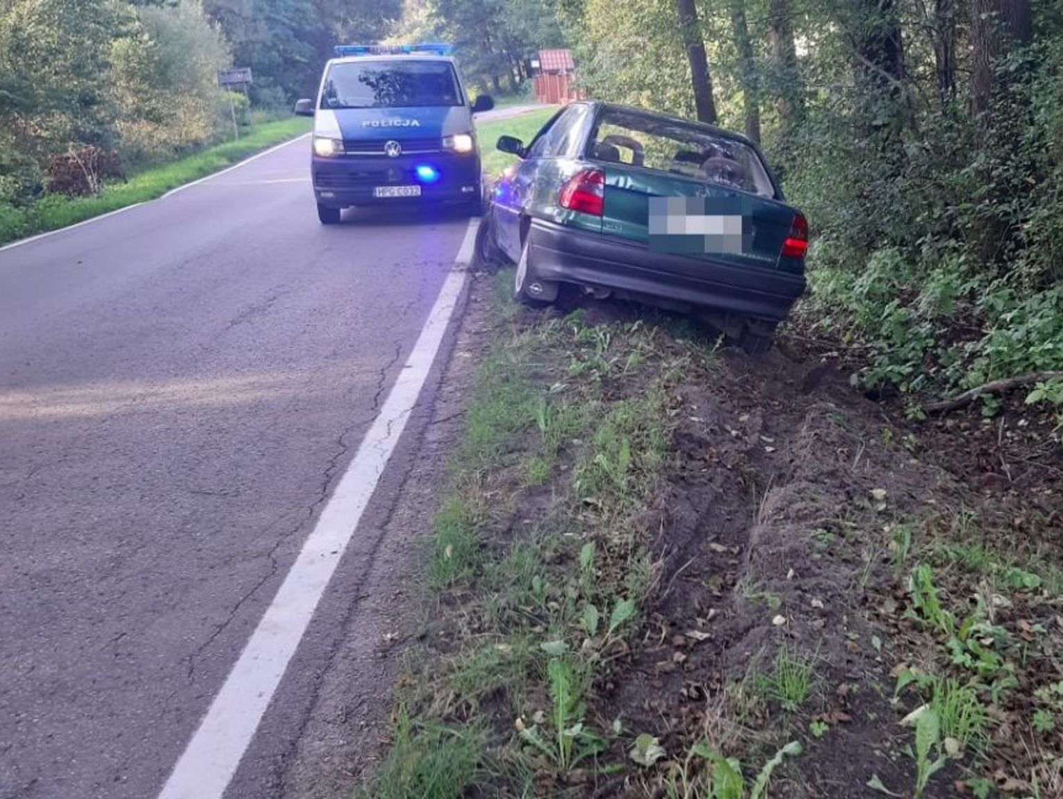Pijany chciał poprosić o pomoc innego kierowcę. Trafił na policjanta po ... Pijany chciał poprosić o pomoc innego kierowcę. Trafił na policjanta po ...